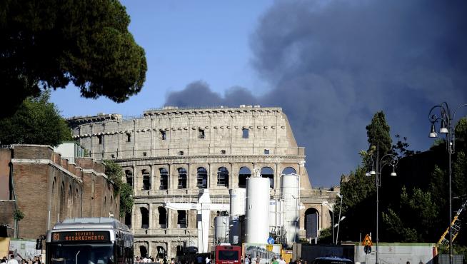Un gran incendio se extiende en la zona este de Roma