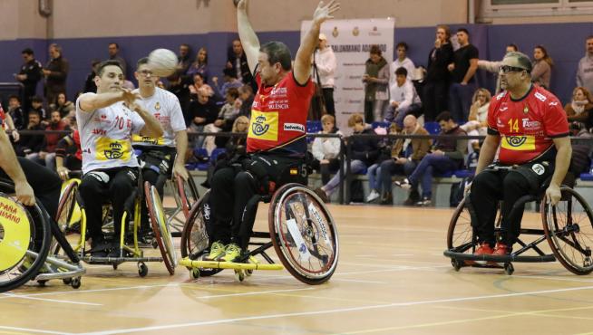 Lleno el pabellón del balonmano adaptado