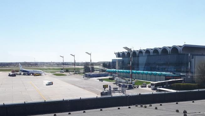 Un avión con destino Zaragoza se deja a varios pasajeros en el ...