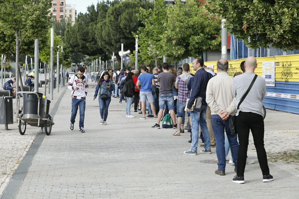 Fotos: Nueva jornada de largas filas este martes para conseguir una ...
