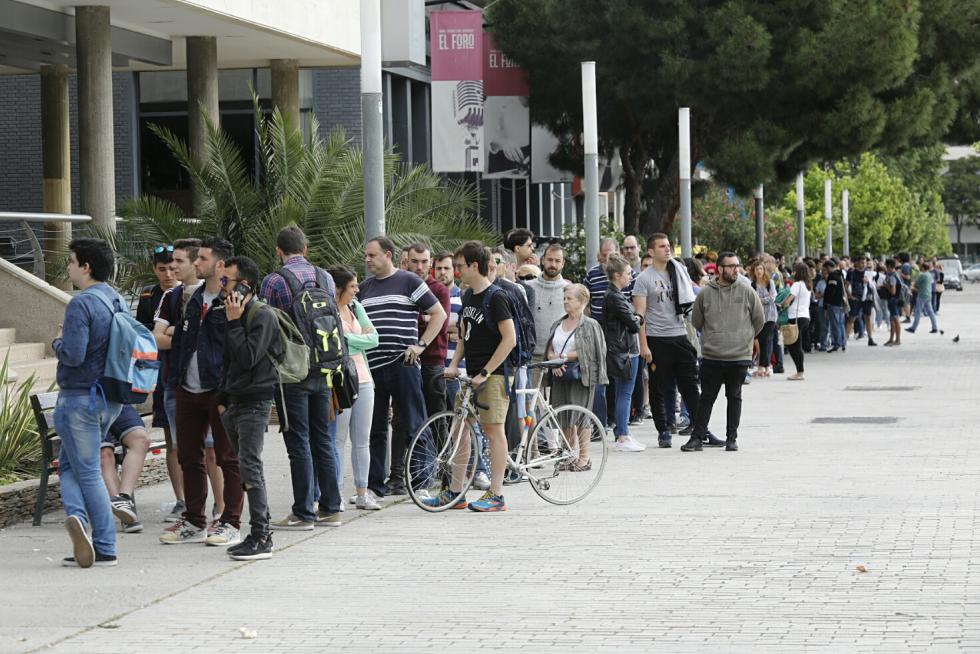 Fotos: Nueva jornada de largas filas este martes para conseguir una ...