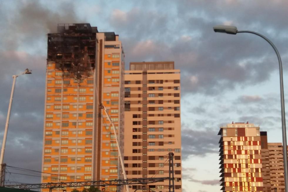 Fotos: Un gran incendio devora los pisos superiores de una torre del ...