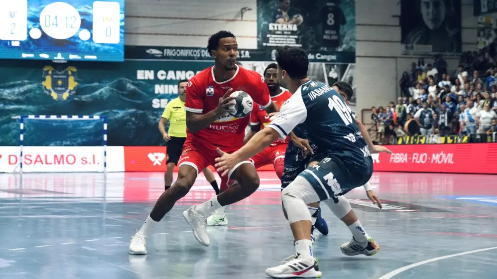 El Bada Huesca planta cara en Cangas pero cae tras un inicio pésimo (32-27)