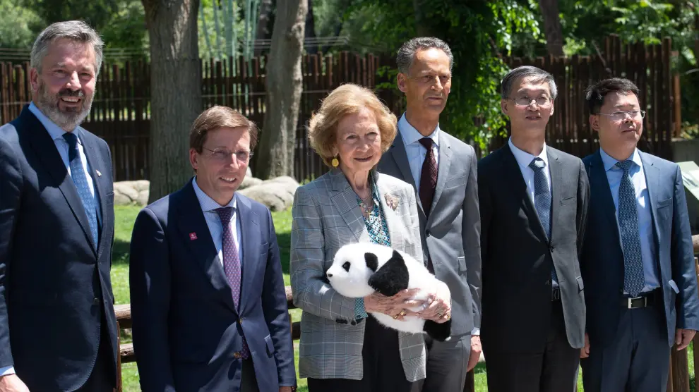 La reina Sofía presenta a la nueva pareja de pandas del Zoo de Madrid