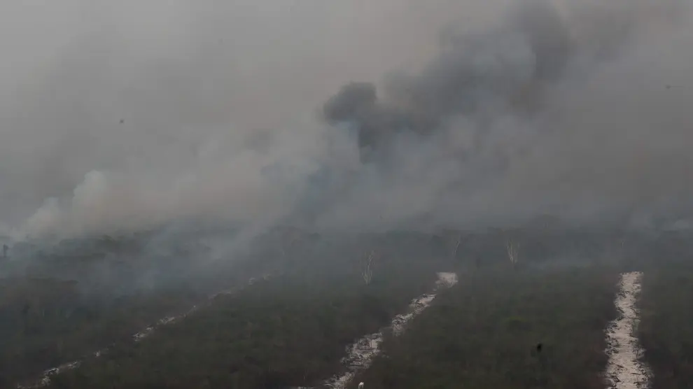 Intentan apagar en Paraguay por tierra y aire un feroz incendio que ha ...