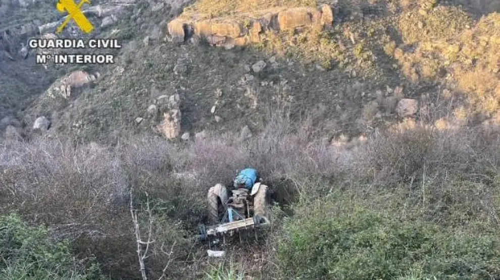 Herido grave al despeñarse un tractor por una ladera en un pueblo de Huesca