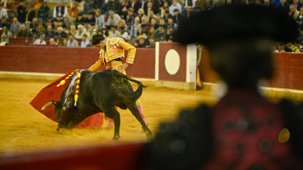 Aarón Palacio, con tres orejas, se lleva el tenso mano a mano de ...