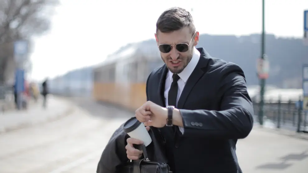 Qué significa que una persona siempre llegue tarde, según la psicología