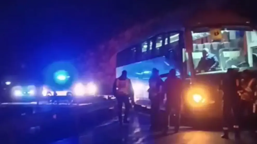 La avería de un autobús con 60 escolares corta tres horas la carretera ...