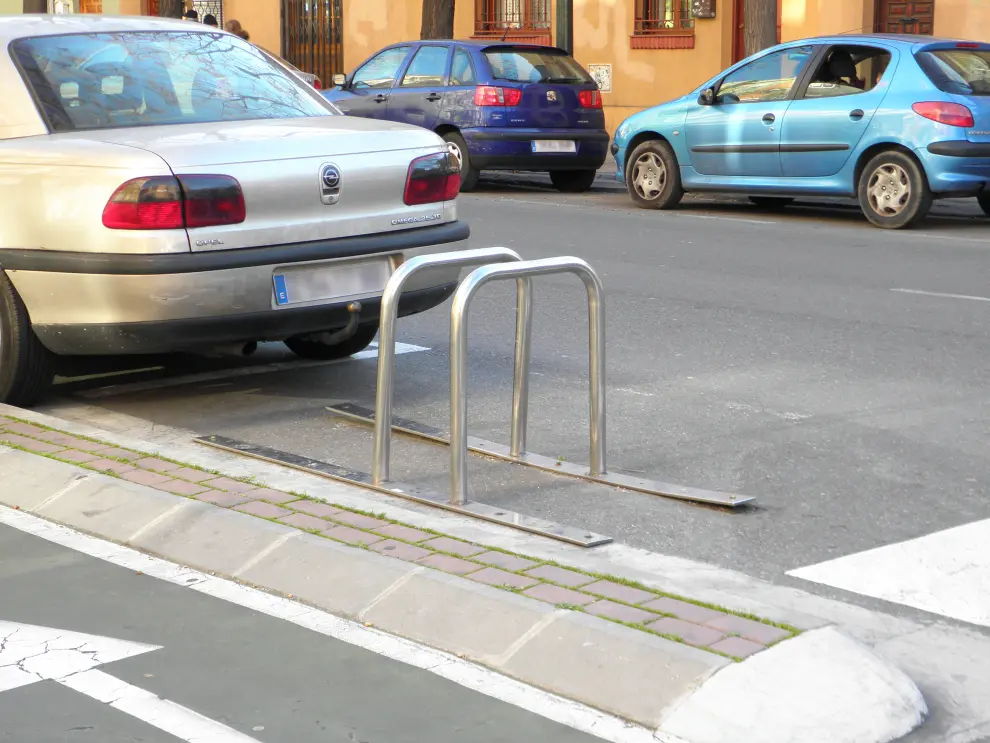 La última exhalación de los aparcabicis de Franco y López | Imágenes