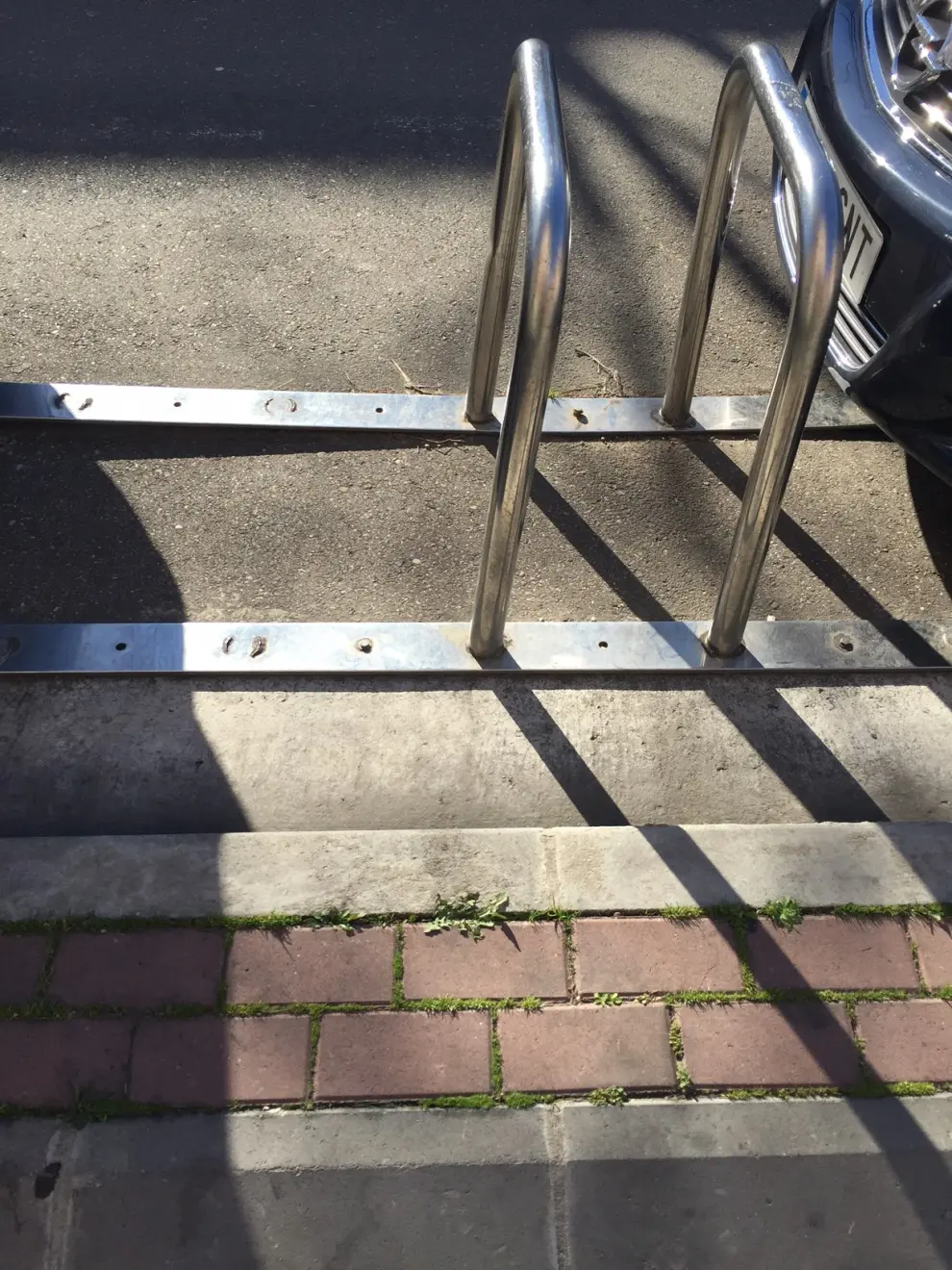 La última exhalación de los aparcabicis de Franco y López | Imágenes