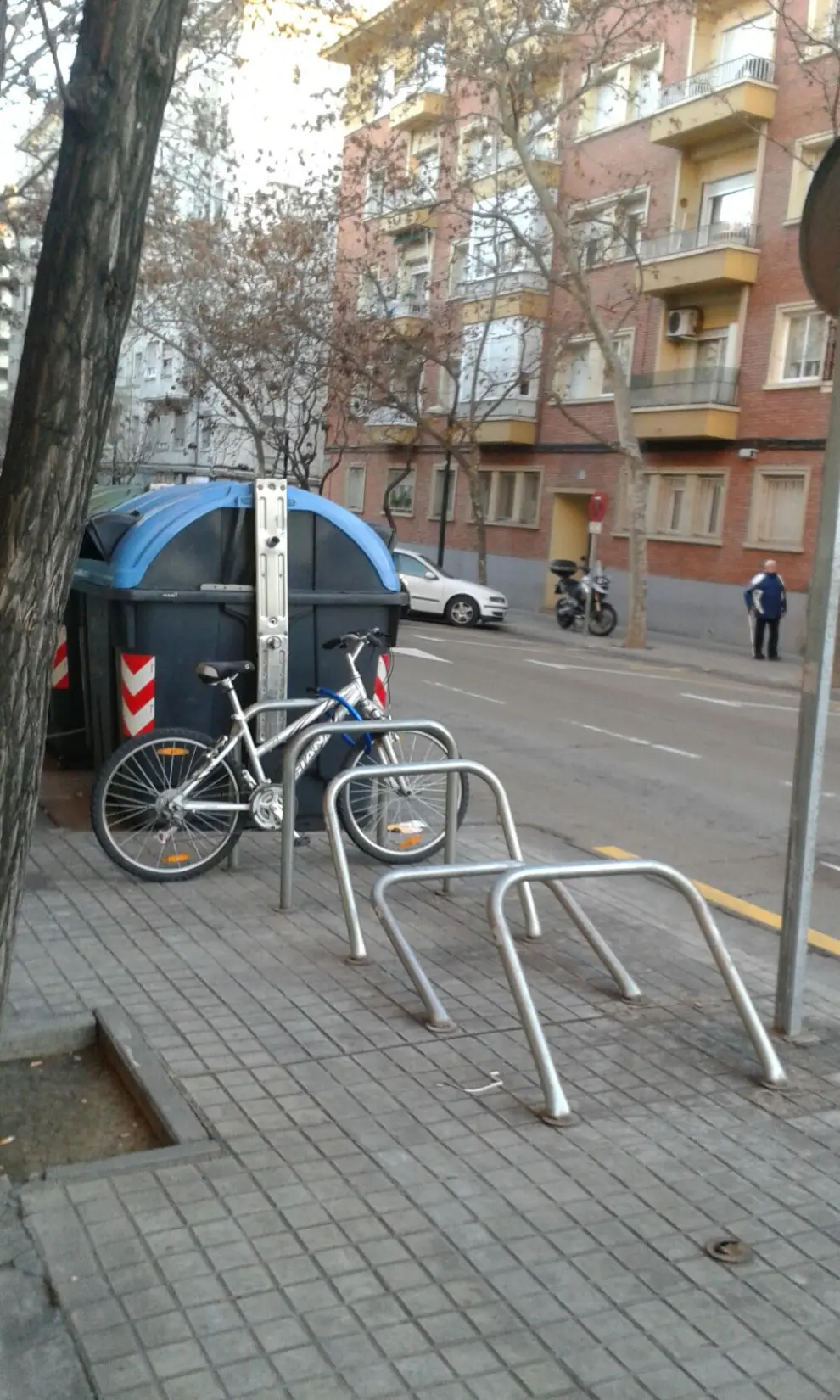 La última exhalación de los aparcabicis de Franco y López | Imágenes