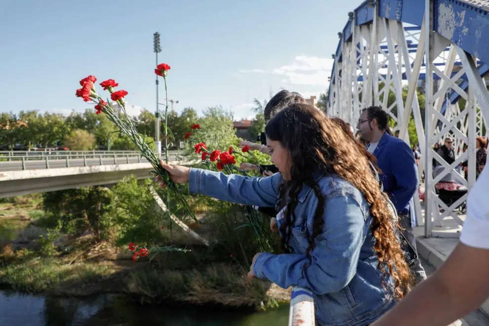 Fotos de la ceremonia en la que se lanzan claveles al río por el día ...