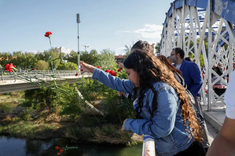 Fotos de la ceremonia en la que se lanzan claveles al río por el día ...