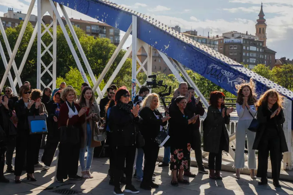 Fotos de la ceremonia en la que se lanzan claveles al río por el día ...