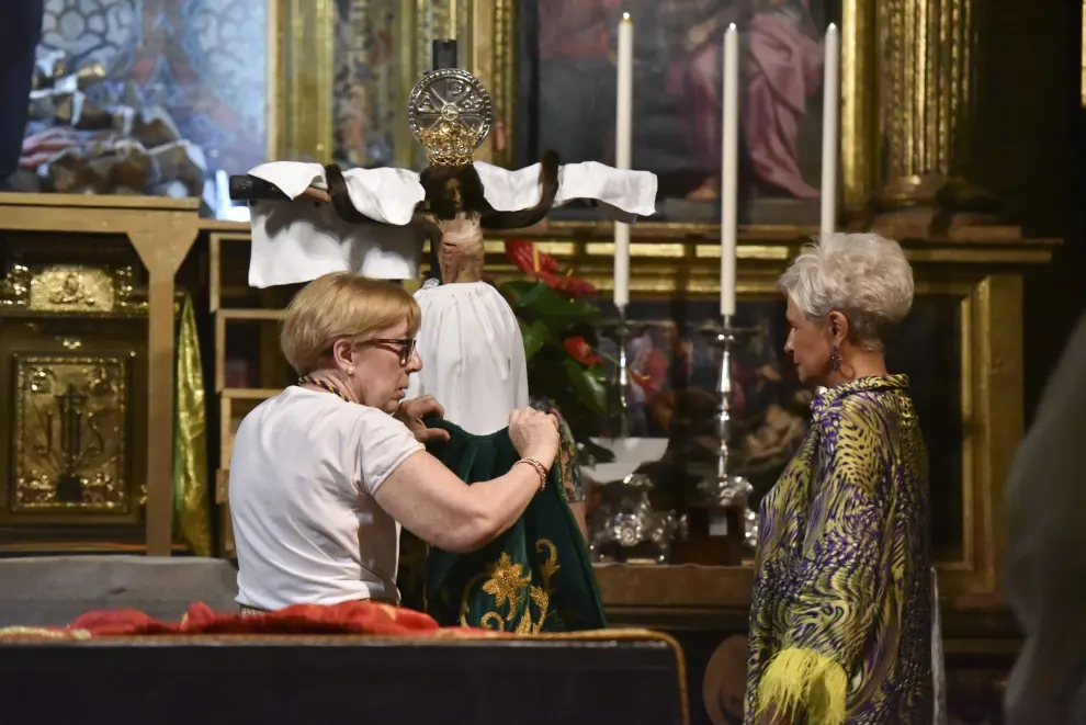 Fotos del nuevo manto del Santo Cristo de los Milagros en Huesca