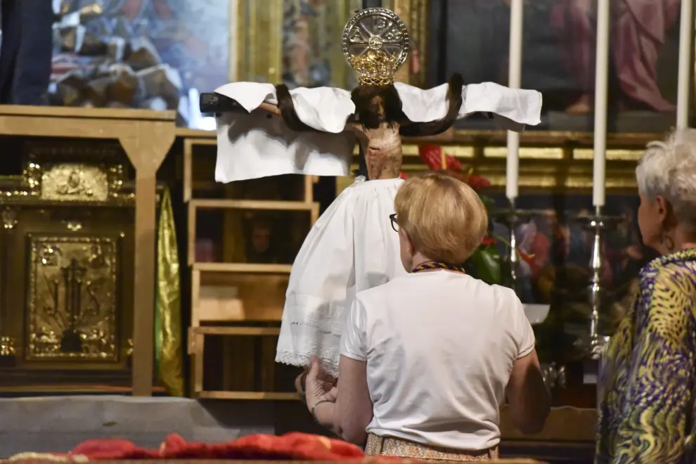 Fotos del nuevo manto del Santo Cristo de los Milagros en Huesca | Imágenes