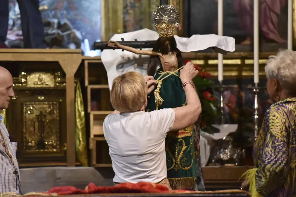 Fotos del nuevo manto del Santo Cristo de los Milagros en Huesca