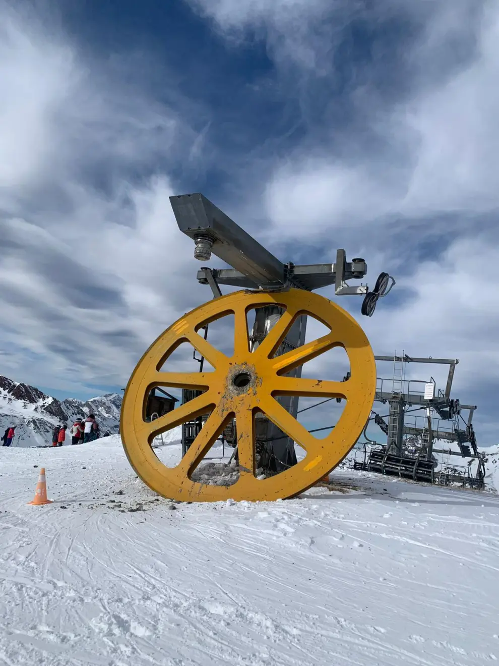 Fotos | Grave accidente ocurrido en Astún tras caer un telesilla | Imágenes