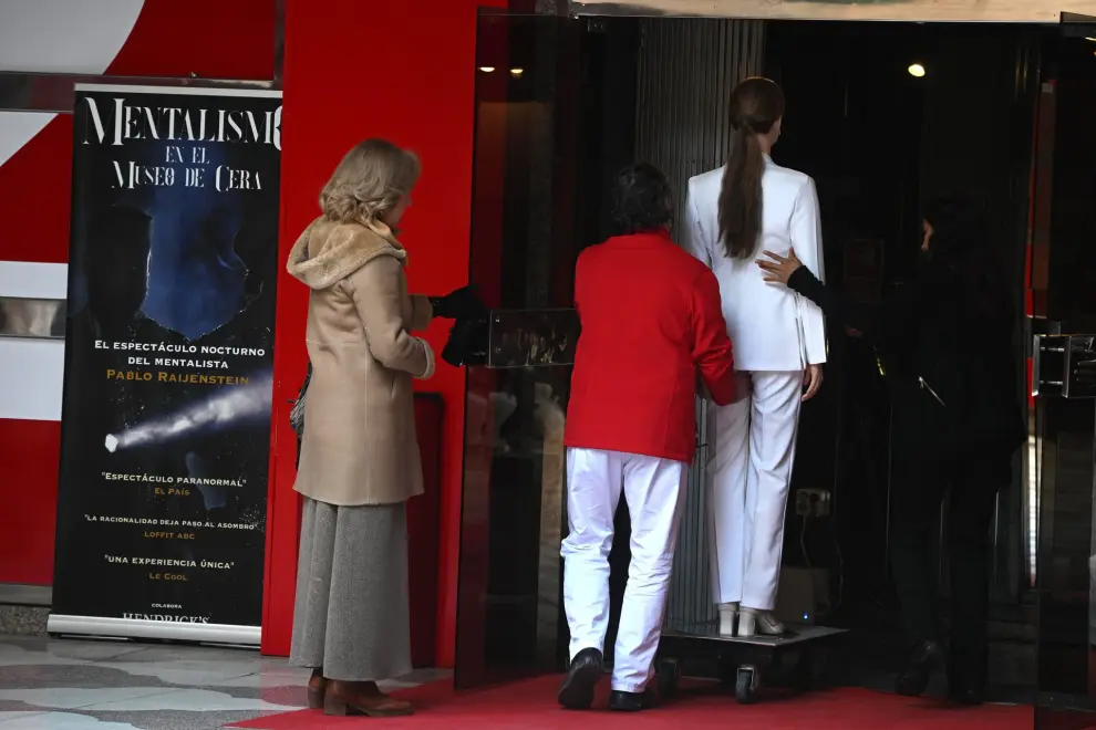 Fotos | La princesa Leonor ya posa con sus padres en el Museo de Cera