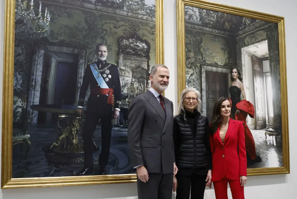 Fotos | Los Reyes, frente a frente con sus retratos de Annie Leibovitz ...