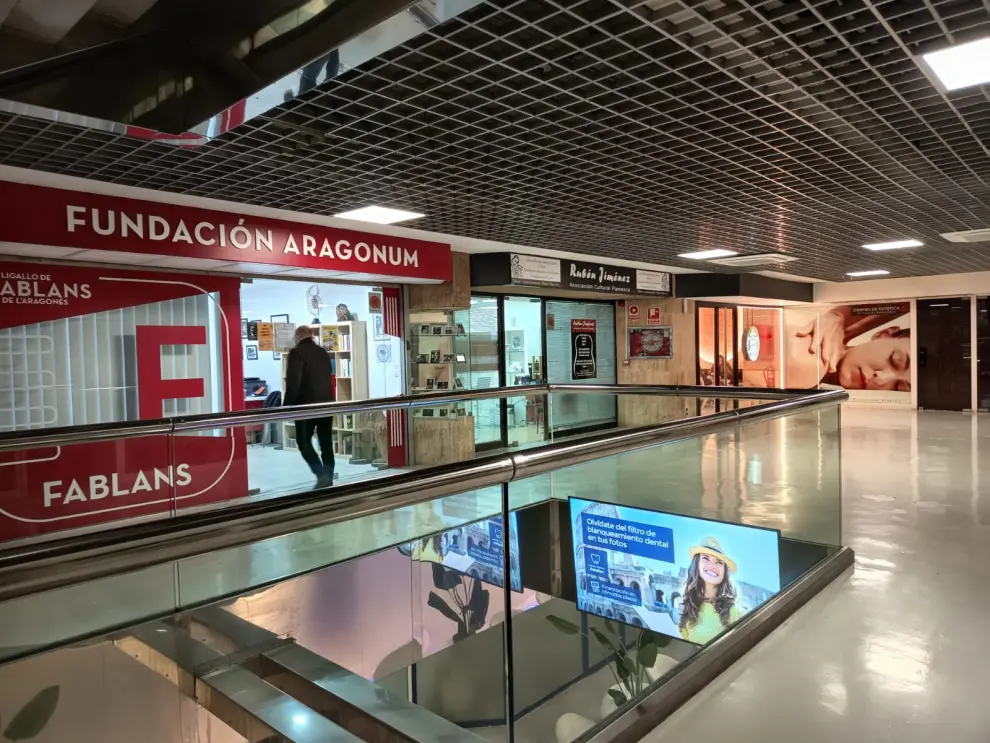 El centro comercial El Caracol tras la llegada de Starbucks, en fotos | Imágenes