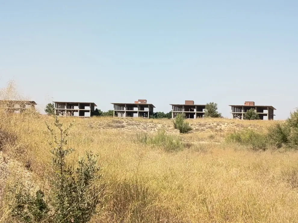 En fotos | Así está la urbanización que no llegó a terminarse en el entorno de Zaragoza | Imágenes