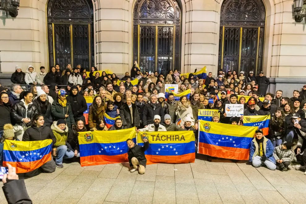 Fotos| La comunidad venezolana celebra en Zaragoza la caída de Maduro ...