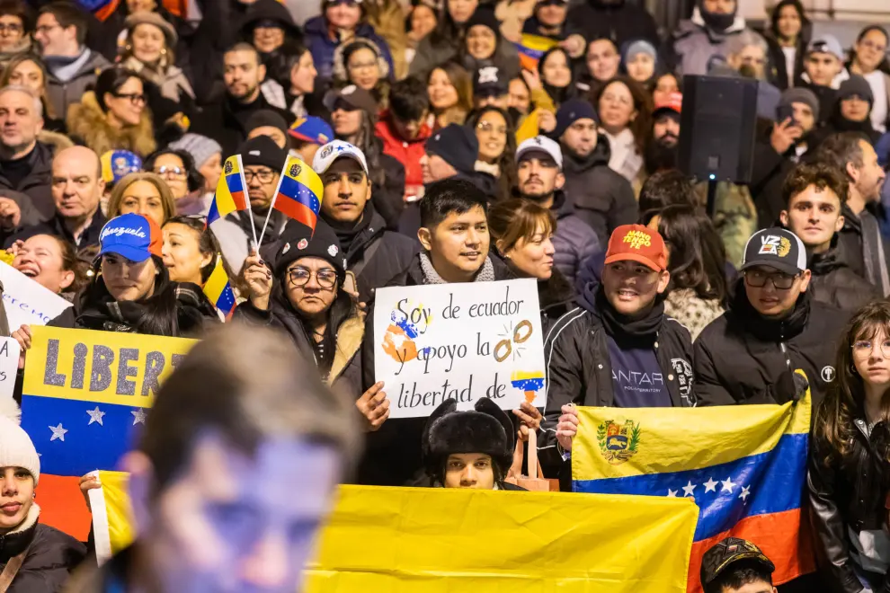 Fotos| La comunidad venezolana celebra en Zaragoza la caída de Maduro ...