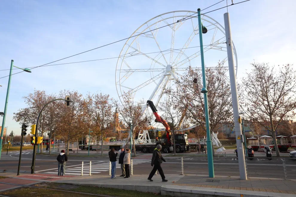 Así va el montaje de la gran Noria de Zaragoza | Imágenes