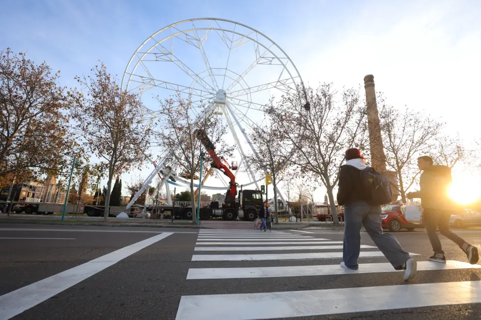 Así va el montaje de la gran Noria de Zaragoza | Imágenes