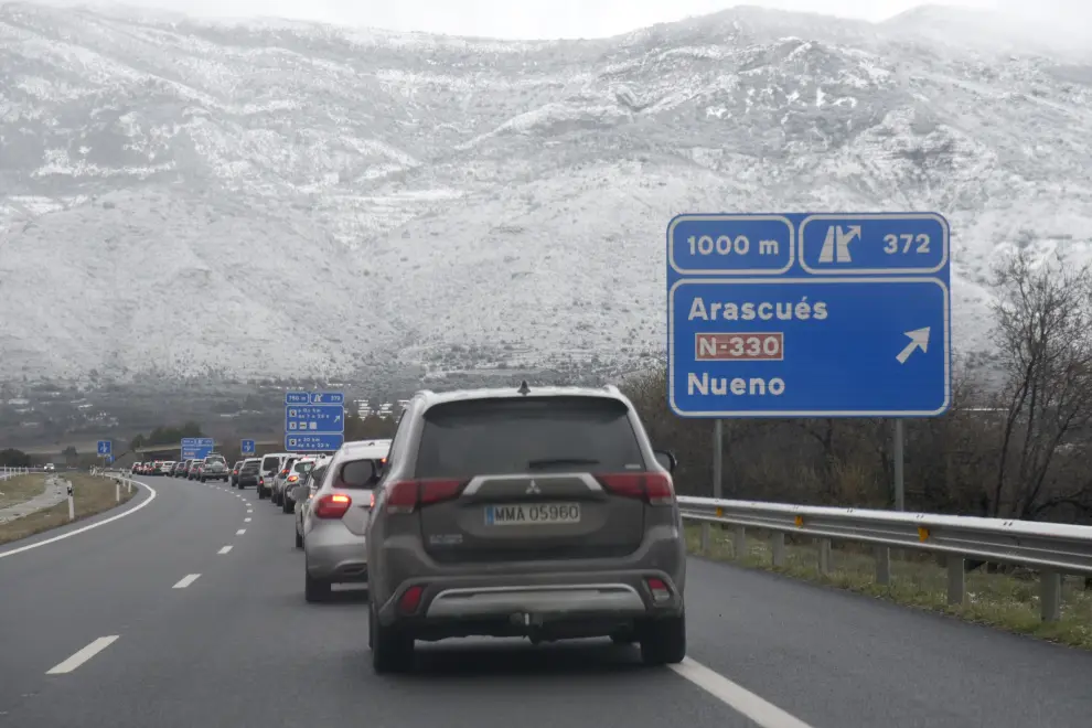 Nieve en Arguis y atascos en Monrepós | Imágenes