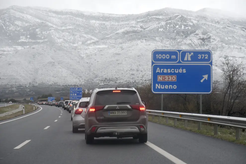 Nieve en Arguis y atascos en Monrepós | Imágenes