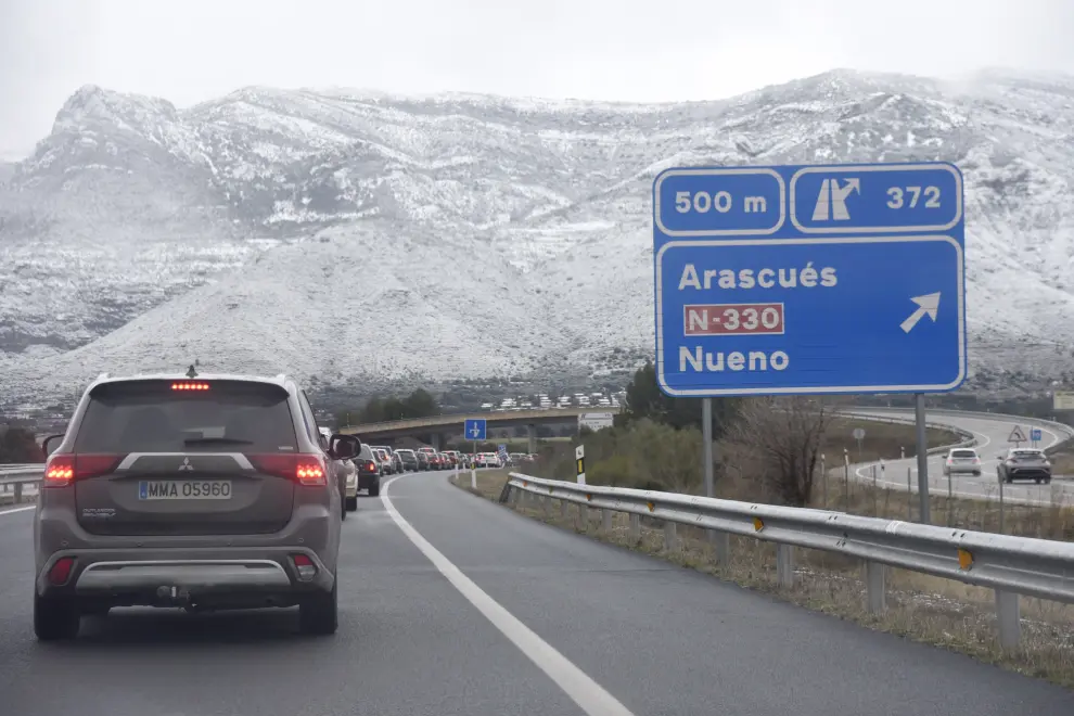 Nieve en Arguis y atascos en Monrepós | Imágenes