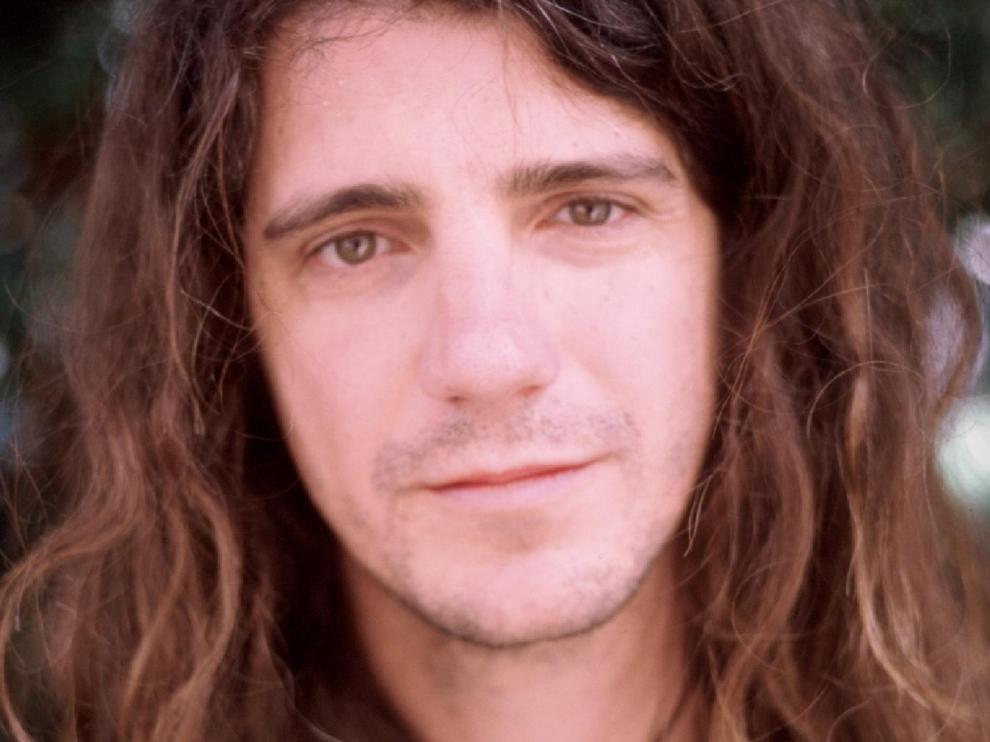 Alejandro Simón viaja de la oscuridad a la luz en una novela de amor ...