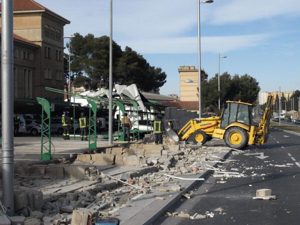 El cierzo derrumba 15 metros de un muro en Vía Ibérica | Noticias de ...