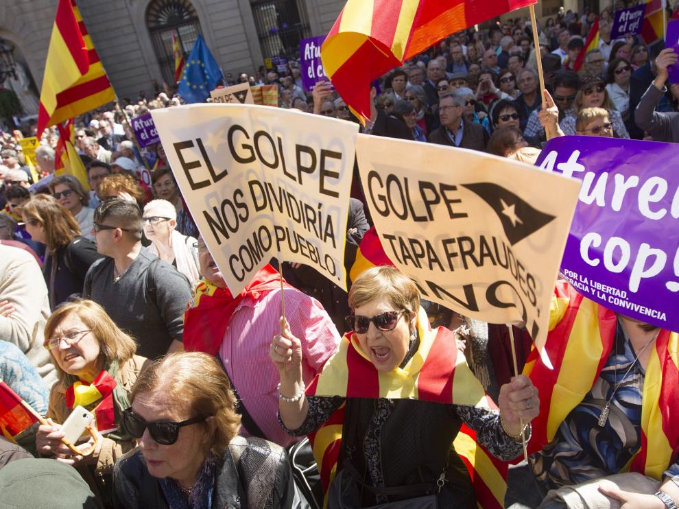 Miles De Personas Se Manifiestan En Barcelona Contra El Golpe