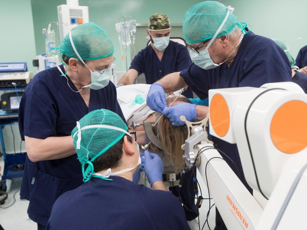 Operan por primera vez en España a una enferma de Párkinson con un ...