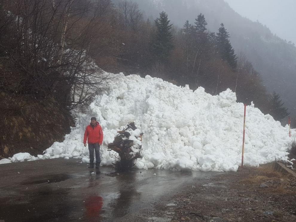 Alerta por aludes en el Pirineo oscense durante todo el lunes ...