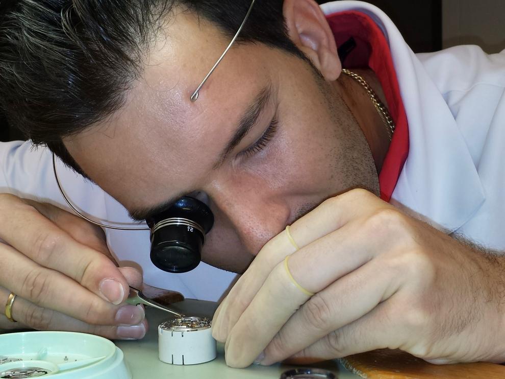 Los relojeros reivindican su oficio como reparadores de relojes ...