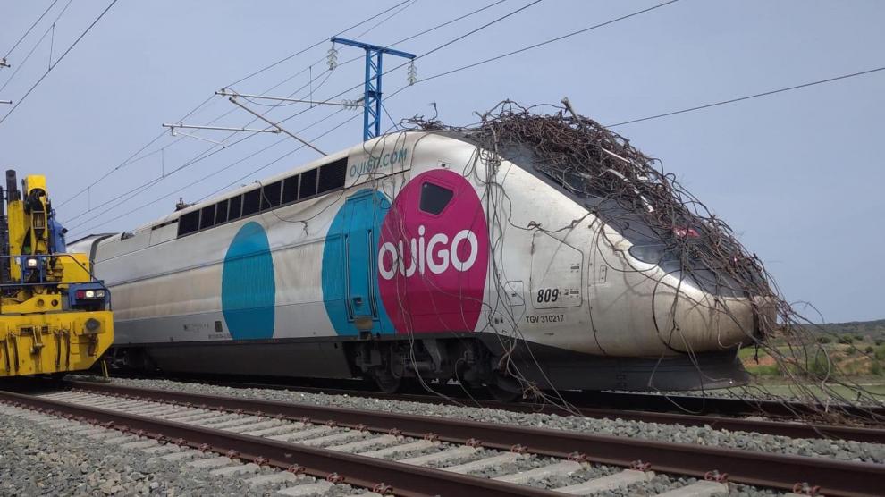 Un tren de Ouigo arranca la catenaria en Aragón, corta la línea y afecta a 5.000 viajeros