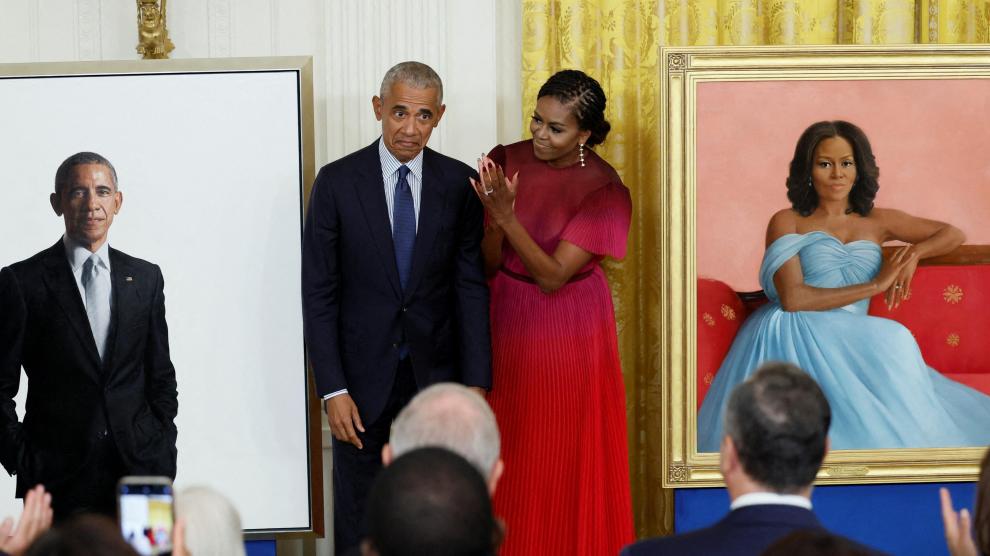 Barack y Michelle Obama revelan sus retratos oficiales entre bromas sobre sus canas o sus orejas