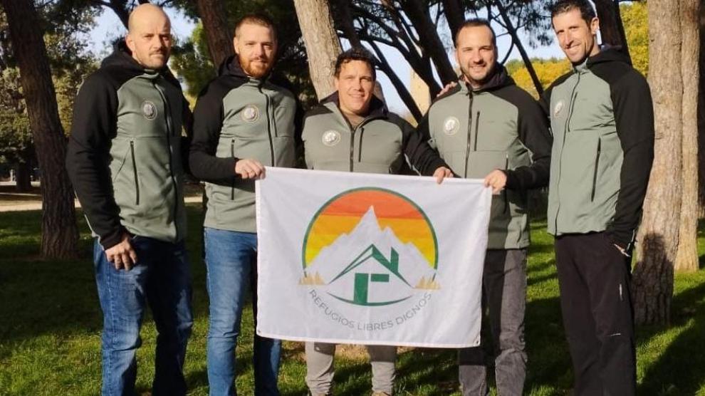 Cinco amigos de los campamentos en el Pirineo adecentan de forma ...