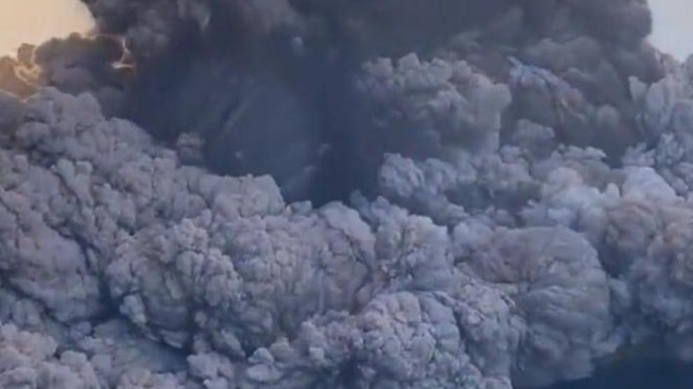 Una nueva erupción del volcán en la isla italiana de Stromboli ...