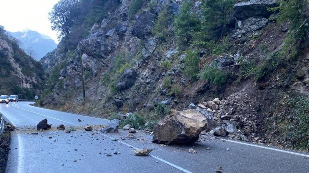Un desprendimiento en Biescas por las lluvias corta la carretera del ...