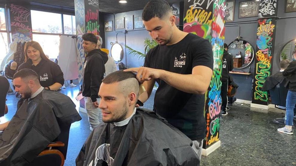 Un corte de pelo gratis o por tres euros para formar a futuros barberos en Zaragoza