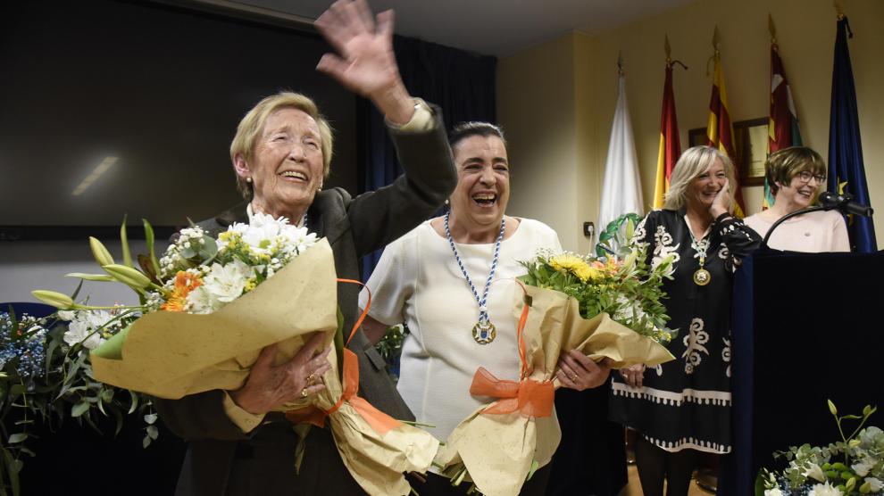Pepa Laclaustra y María Carmen Larroche reciben la medalla del Colegio ...