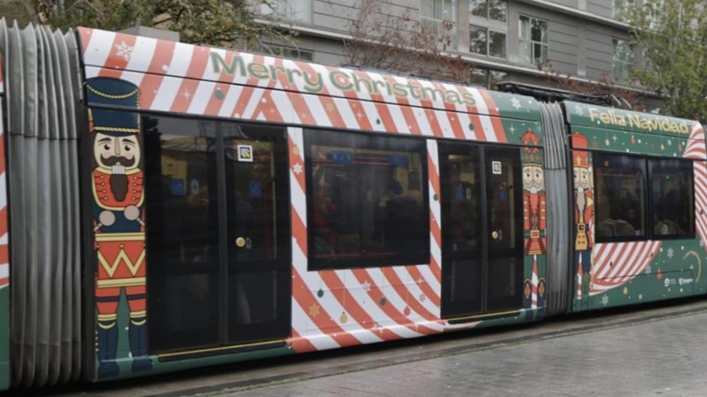 El tranvía de Zaragoza se rinde a la Navidad