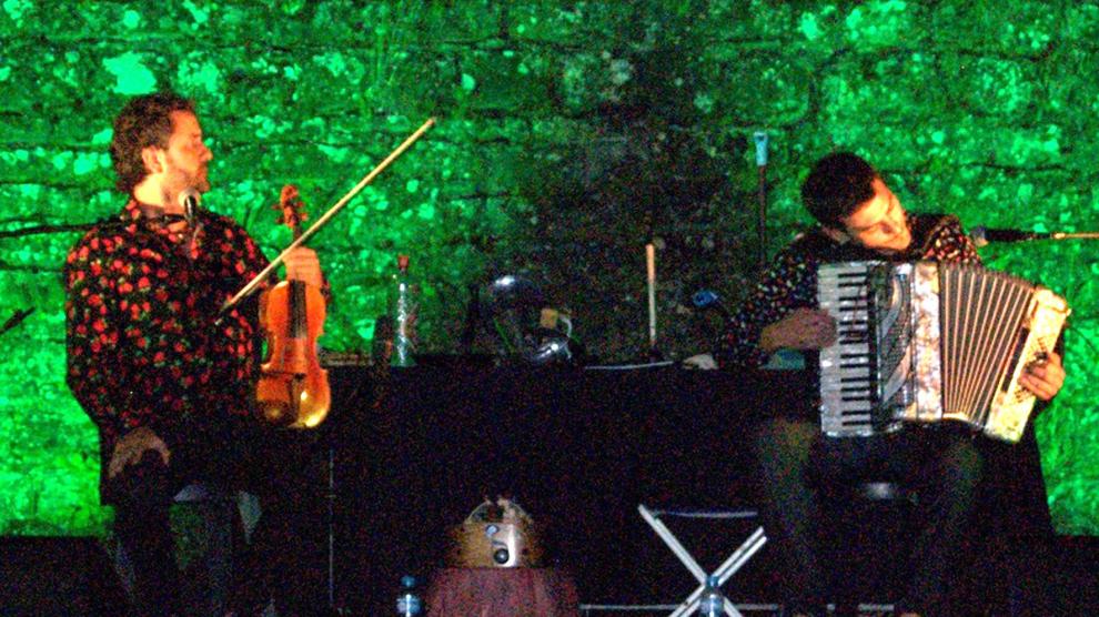 Gran acogida del dúo Fetén Fetén en el Castillo de Aínsa Gran acogida del dúo Fetén Fetén en el Castillo de Aínsa