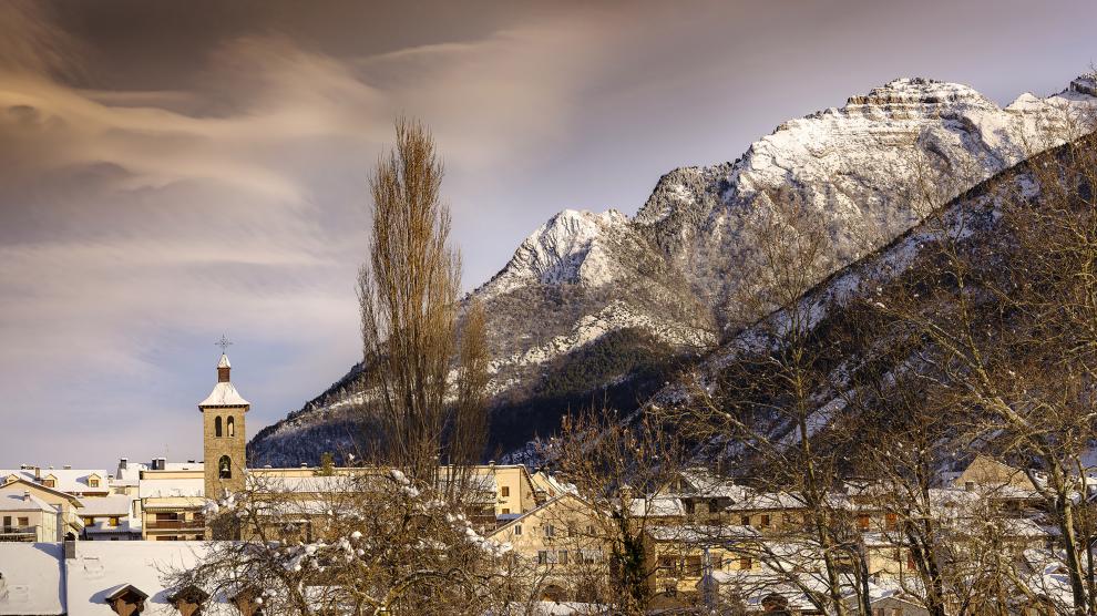 Las viviendas y empresas de Biescas ya disponen de fibra óptica de ...